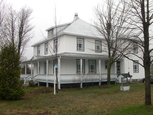 Presbytère de Saint-Gabriel-Lalemant - Répertoire du patrimoine culturel du Québec