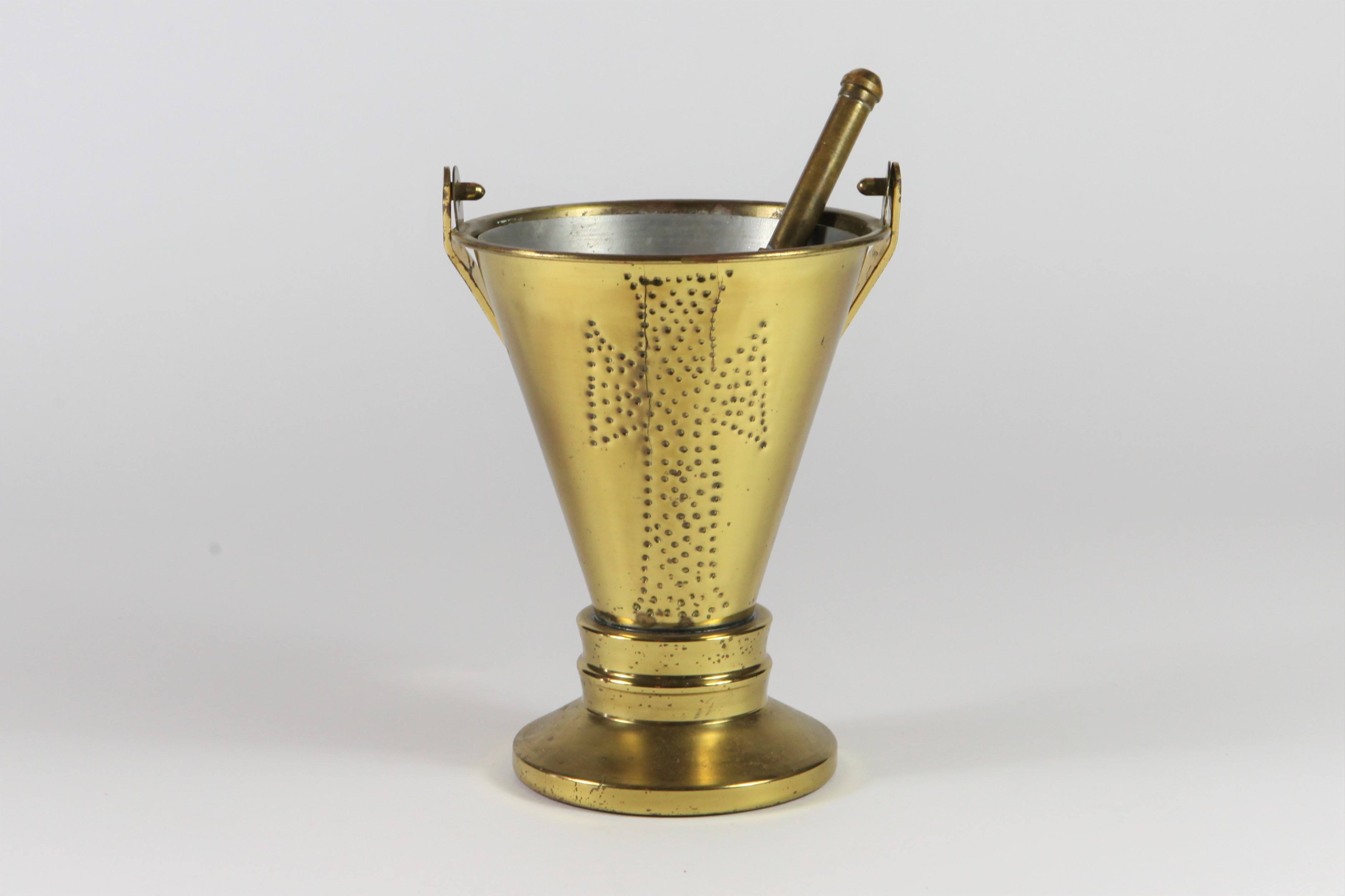 Seau à eau bénite et goupillon - Répertoire du patrimoine culturel du ...